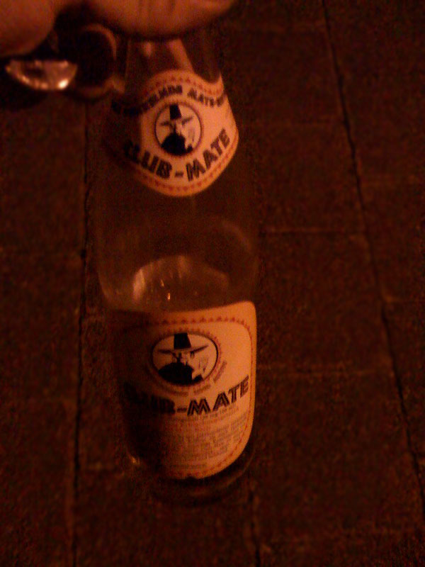 Ist die Flasche halb voll oder halb leer? .. egal sie hält wach …. :)